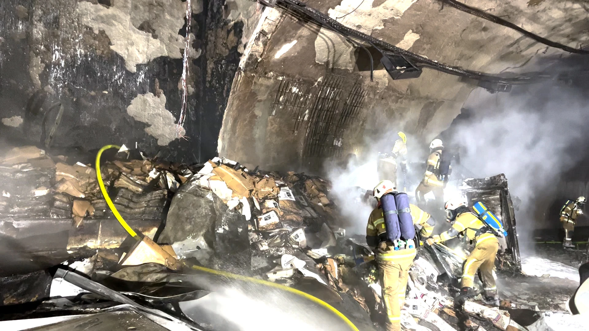 Tauernautobahn bleibt nach LKW-Vollbrand gesperrt | Nachrichten in 90 ...